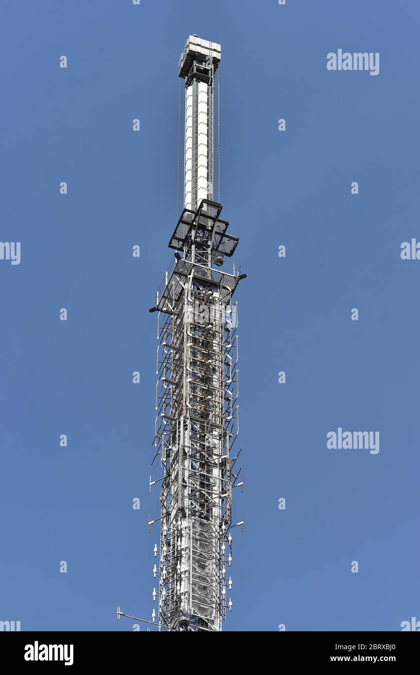 Tall Telecommunications mast in south London Stock Photo - Alamy
