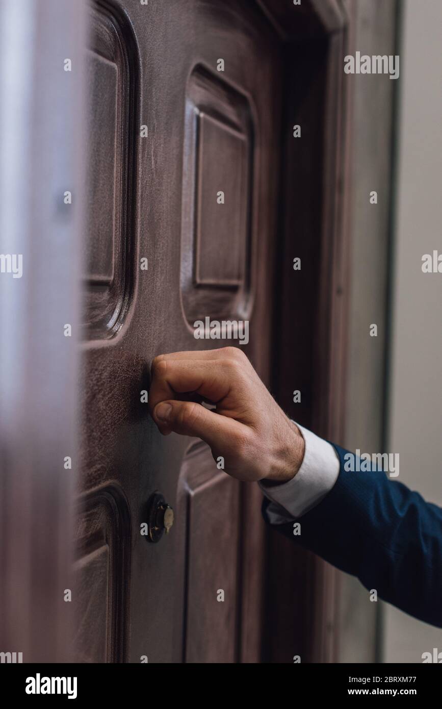 Man knocking on door hi-res stock photography and images - Alamy