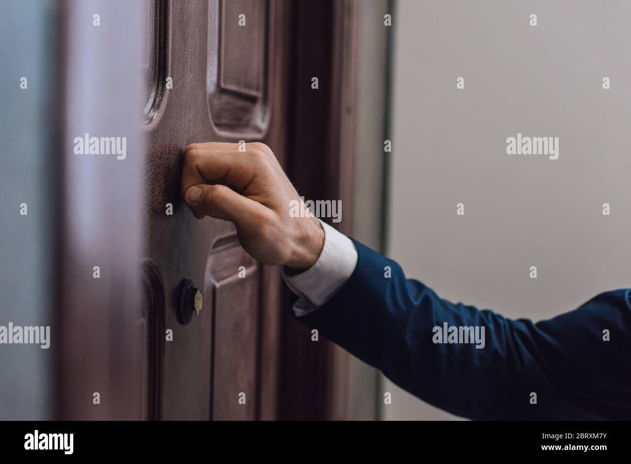 Person knocking on door hi-res stock photography and images - Alamy