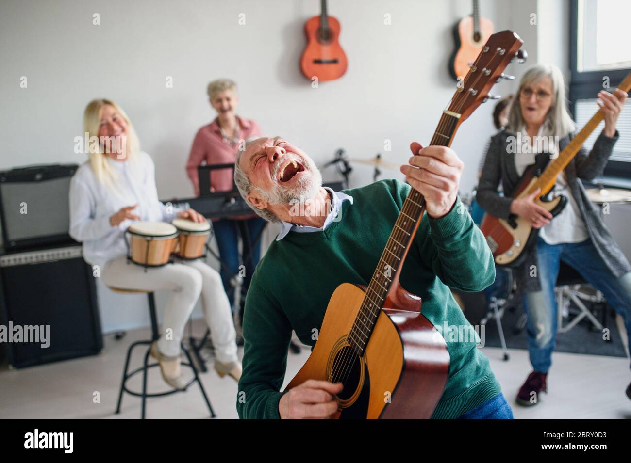 People playing musical instruments hi-res stock photography and images ...