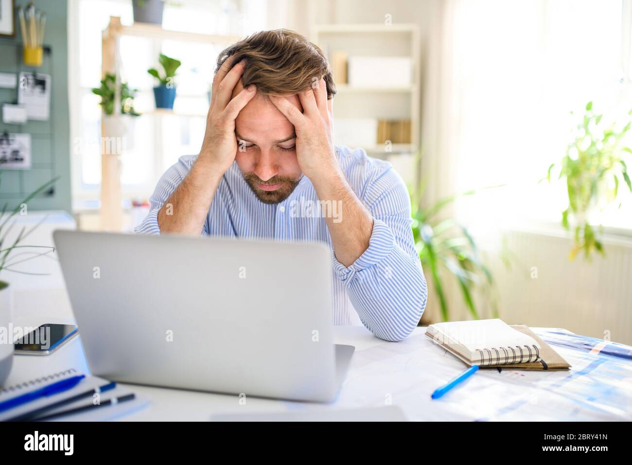 Mature man frustrated computer hi-res stock photography and images - Alamy