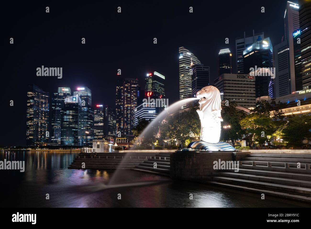 Night view of Singapore Marina Bay Merlion Stock Photo - Alamy