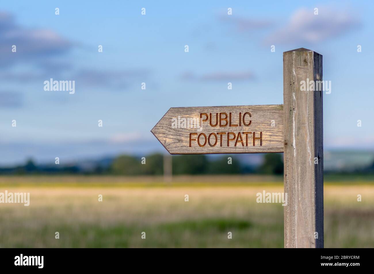 Old fashioned wooden footpath sign hi-res stock photography and images ...