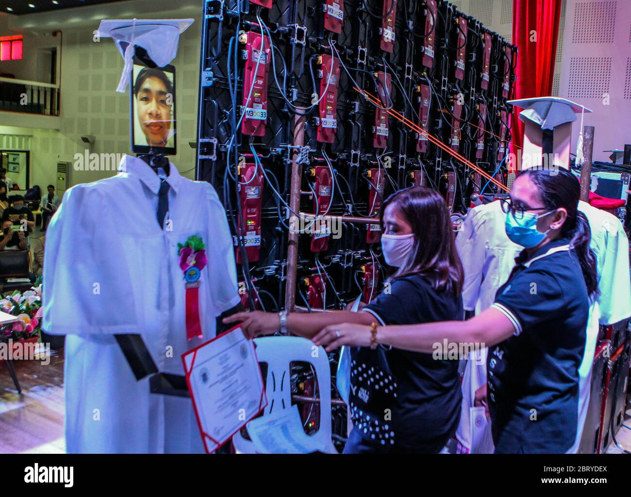 Robot graduation hi-res stock photography and images - Alamy