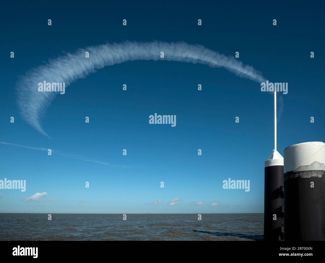 Fighter jet over water hi-res stock photography and images - Alamy