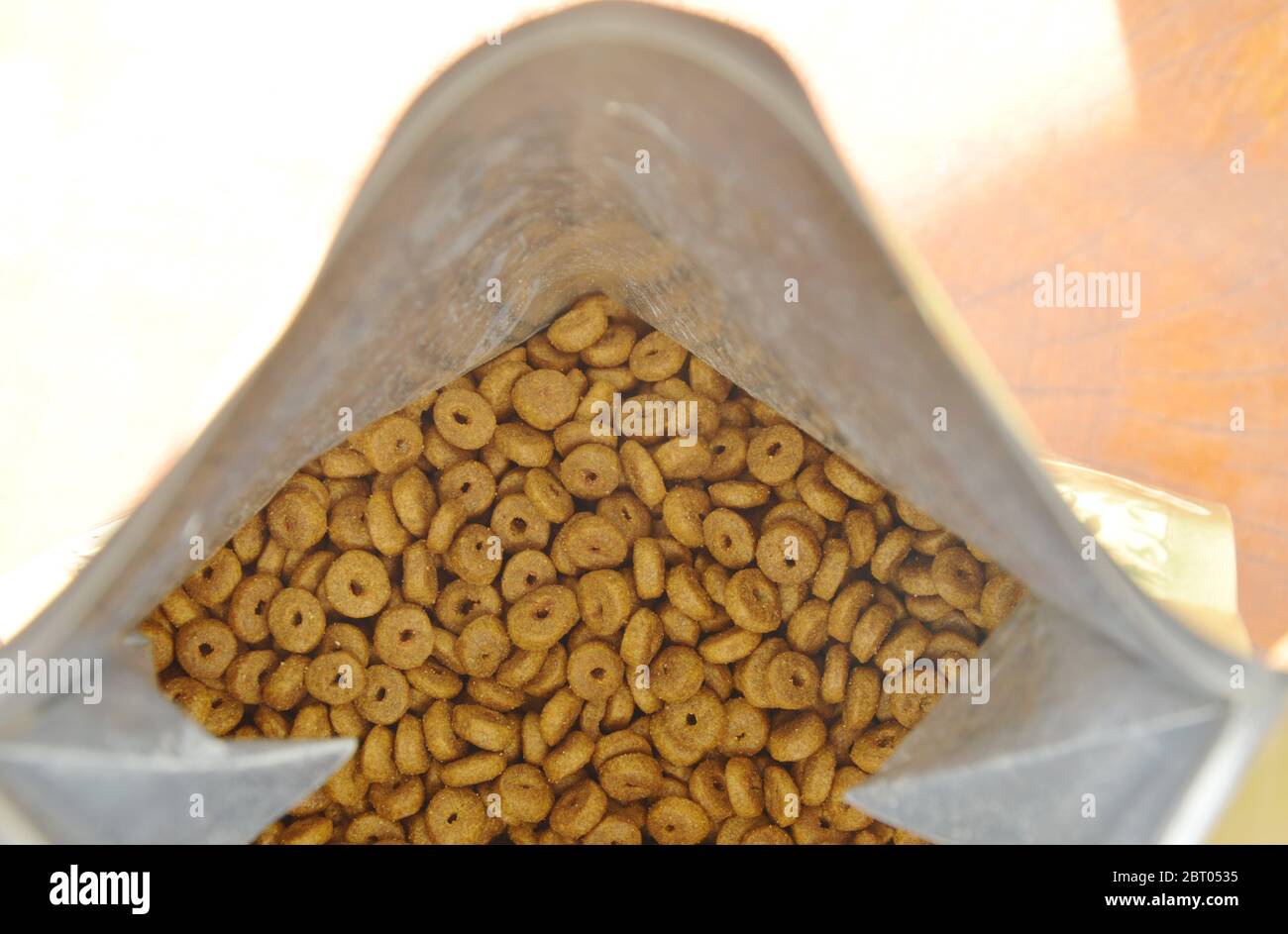 dry cat food in aluminum foil bag packing Stock Photo - Alamy