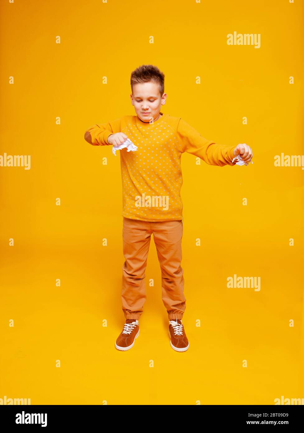 Tearing paper hi-res stock photography and images - Alamy