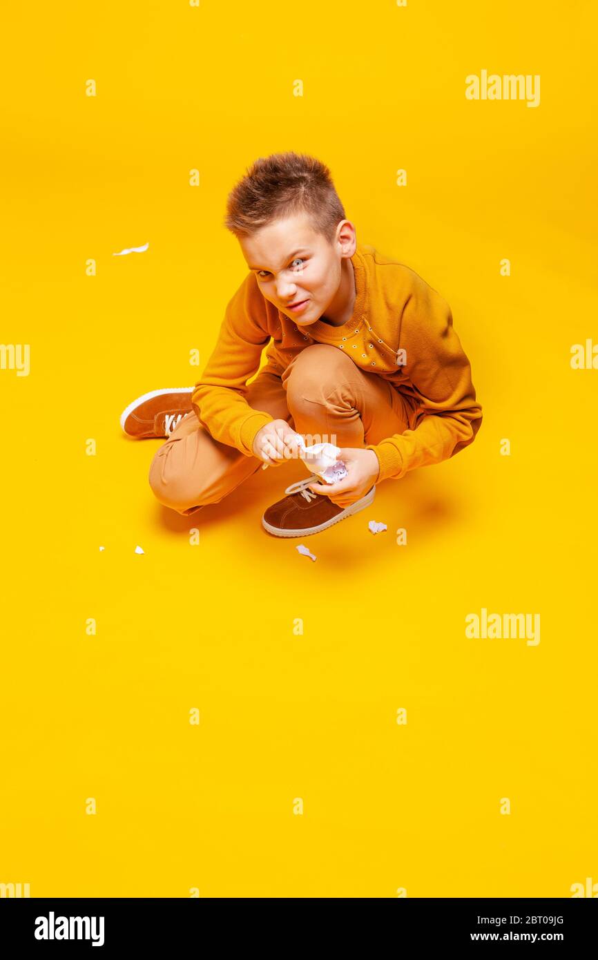 Tearing paper hi-res stock photography and images - Alamy