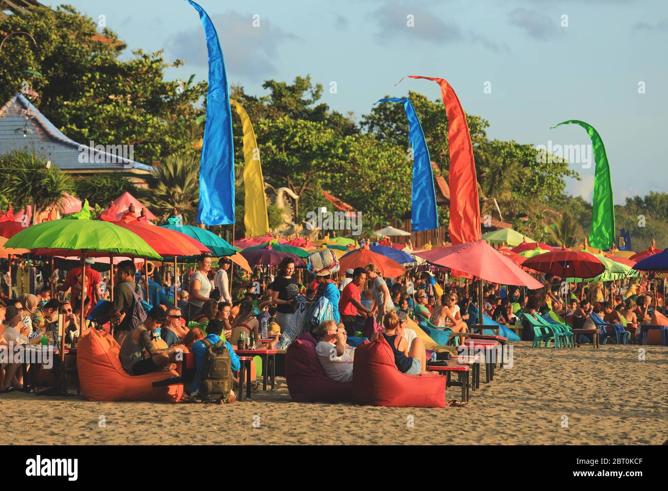 Crowded beach hawaii 2020 hi-res stock photography and images - Alamy