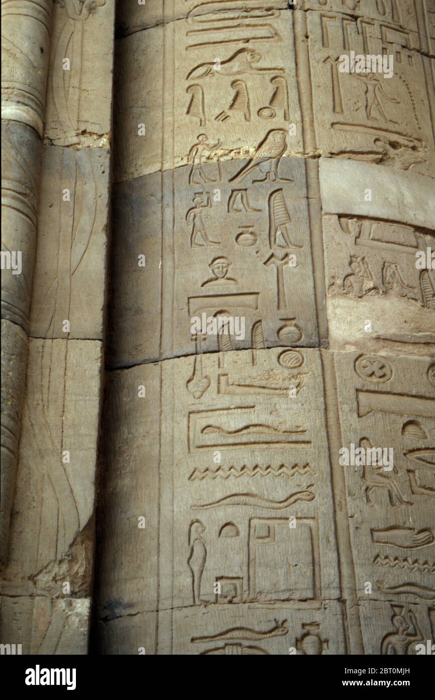 Hieroglyphics on temple wall hi-res stock photography and images - Alamy