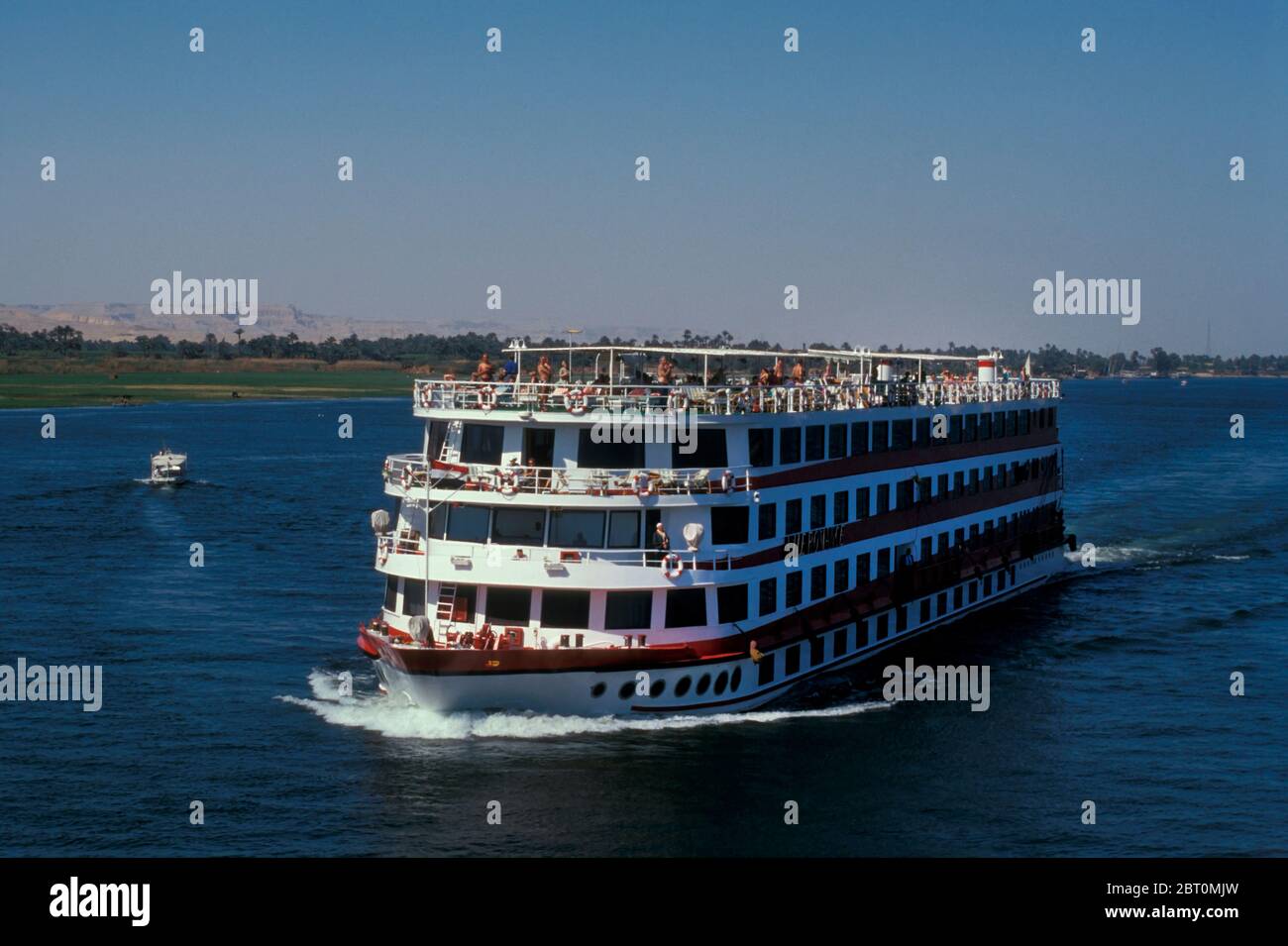 Ancient egyptian nile river boats hi-res stock photography and images ...
