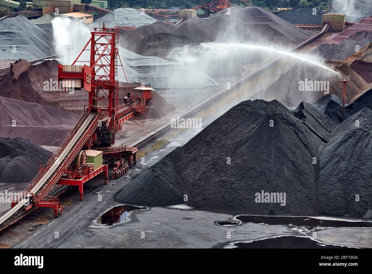 Water sprayed coal hi-res stock photography and images - Alamy