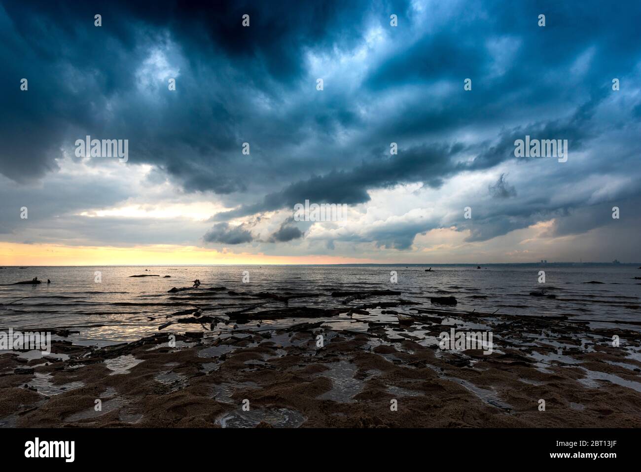Storm scene hi-res stock photography and images - Alamy