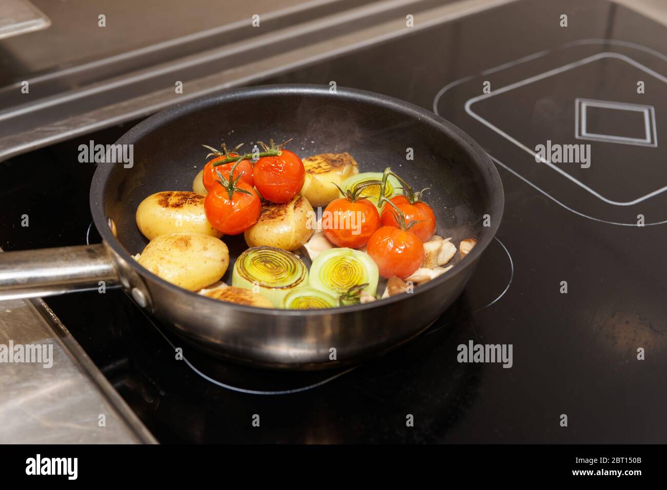 Vegetables in pan hi-res stock photography and images - Alamy