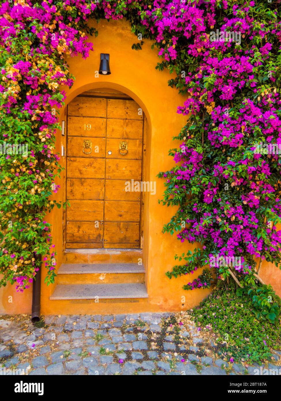 Old house door piazza hi-res stock photography and images - Alamy