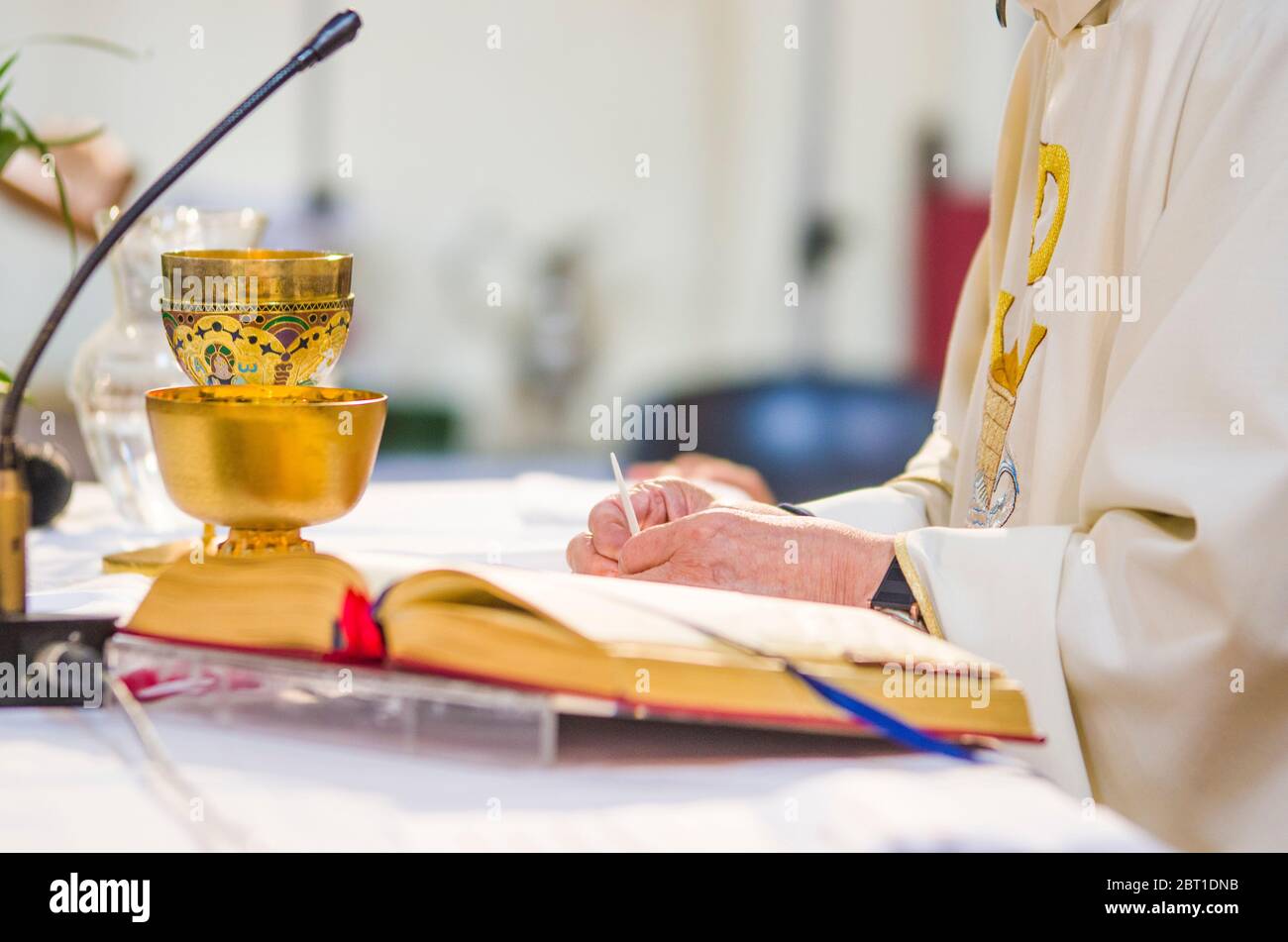 altar with consecrated host that becomes the body of jesus christ and ...