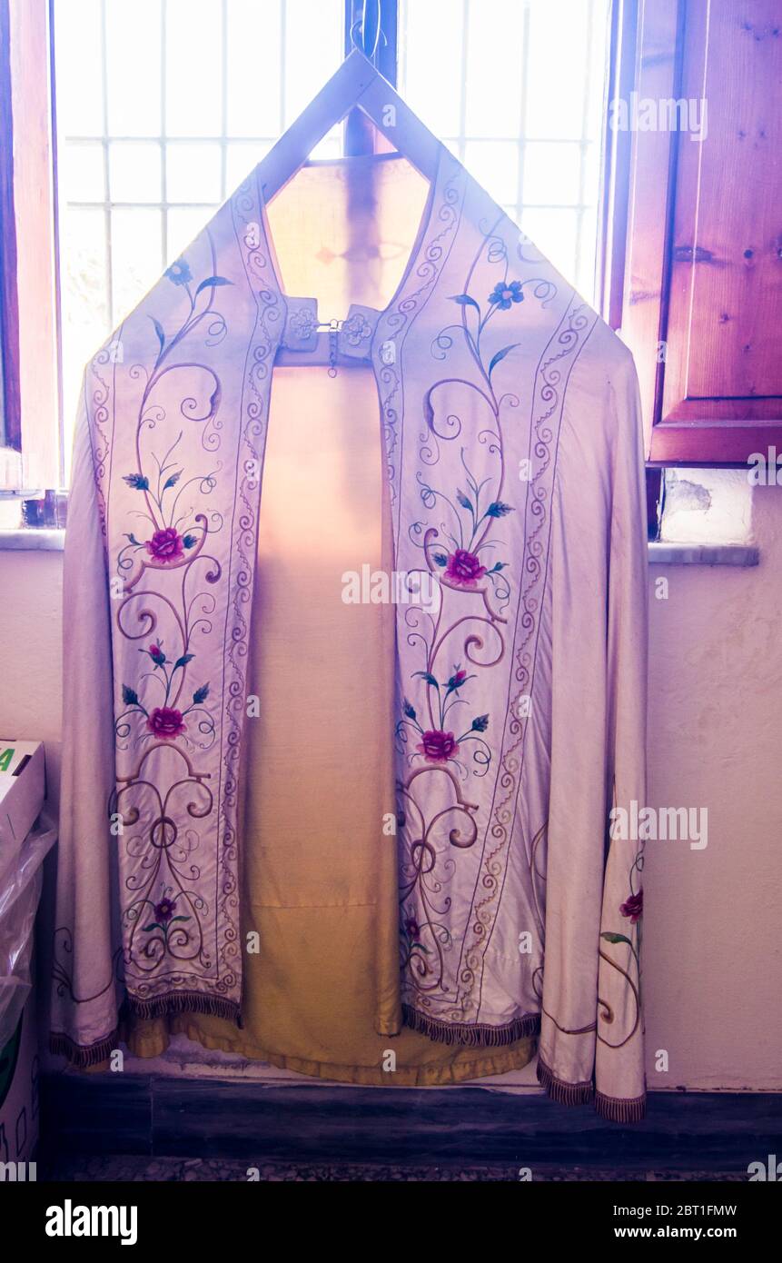 Roman liturgical vestments hi-res stock photography and images - Alamy