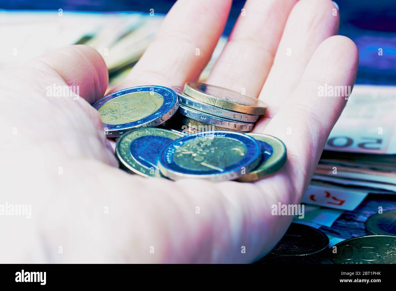 Hand holding coins hi-res stock photography and images - Alamy