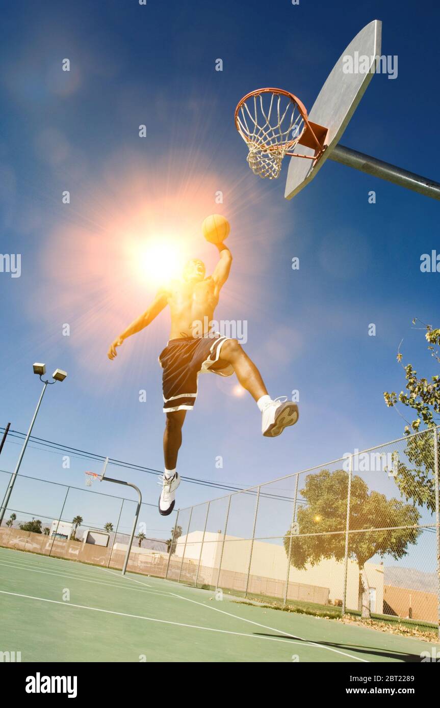 Basketball player making slam dunk hi-res stock photography and images ...