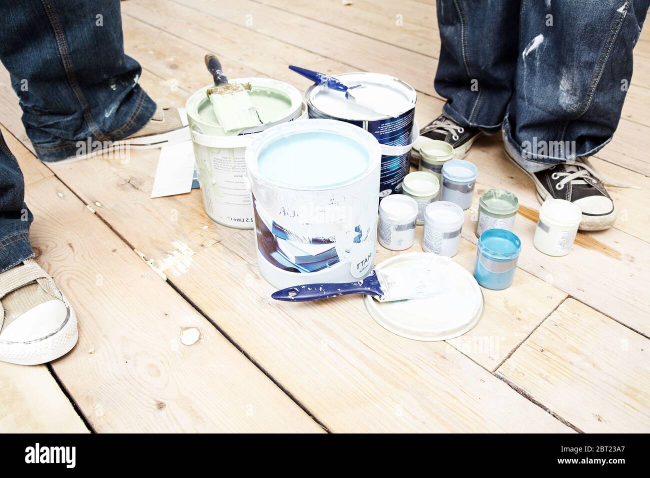 Open tins of paint hi-res stock photography and images - Alamy