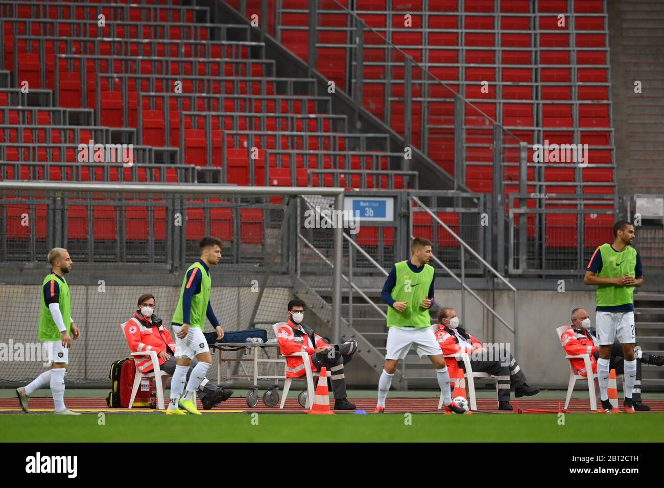 Football substitutes warming up hi-res stock photography and images - Alamy