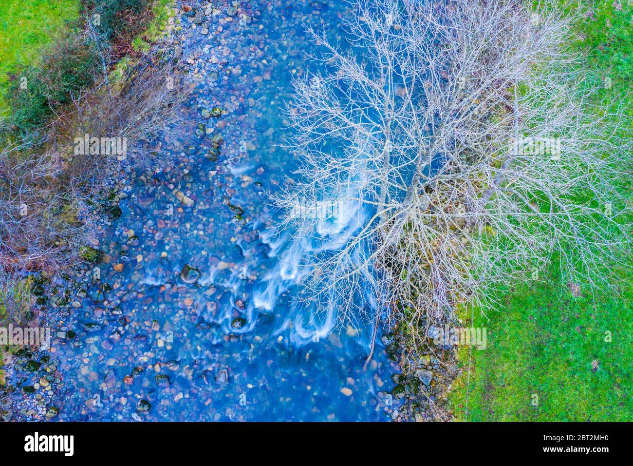 Riverbed with rolling stones Stock Photo - Alamy