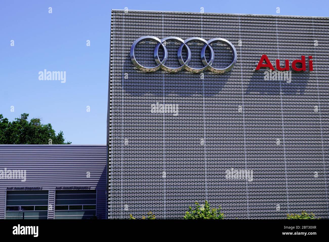 Metal audi logo hi-res stock photography and images - Alamy