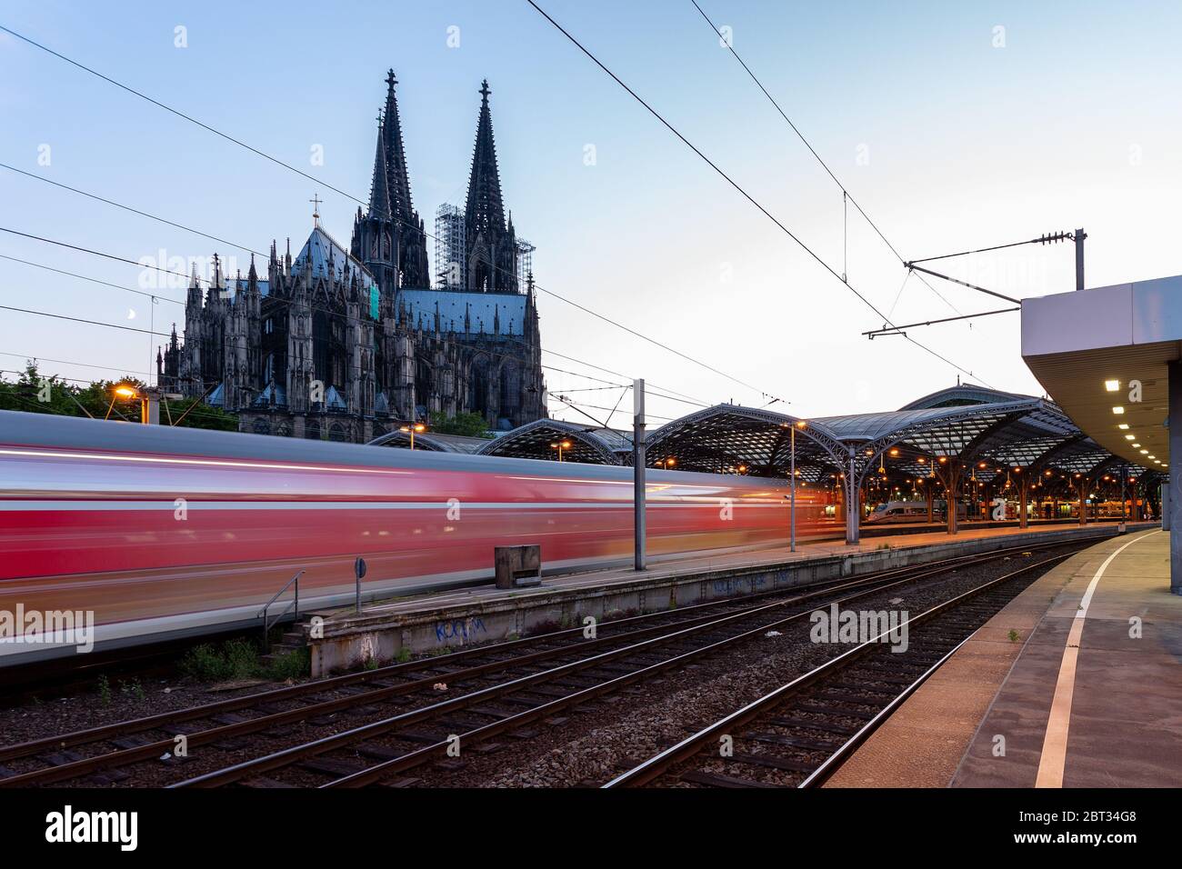 Cologne train station with Cologne Cathedral in the background Stock ...