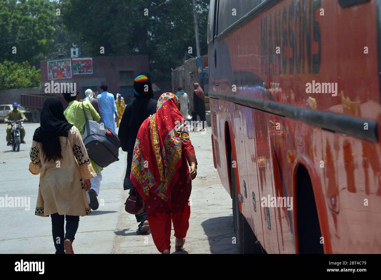Lahore, Pakistan. 22nd May, 2020. Pakistani people wearing face mask ...
