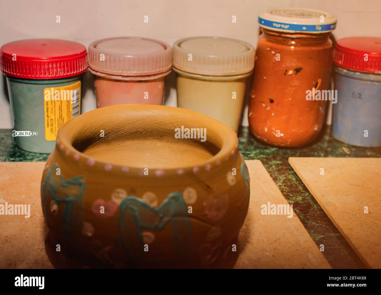 Making a ceramic bowl. Working with clay, Process Stock Photo - Alamy