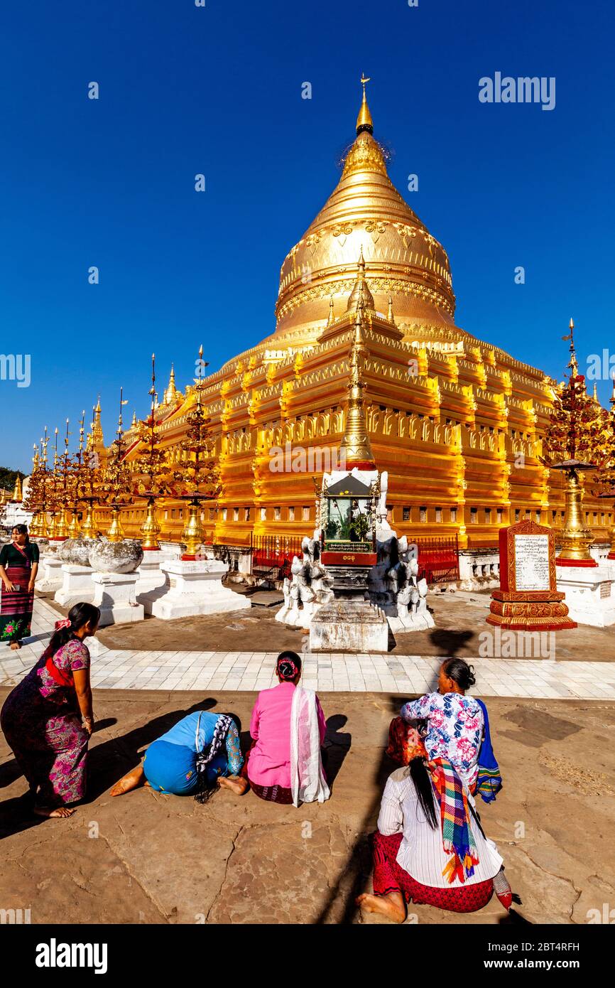 Shwe zigon paya temple hi-res stock photography and images - Alamy