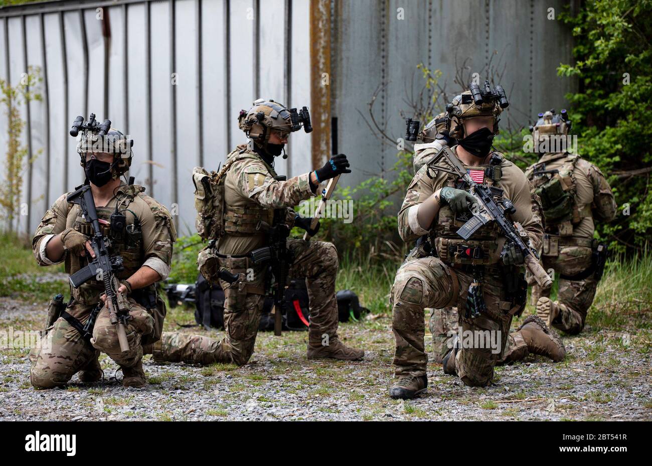 U.S. Army Green berets assigned to the 1st Battalion, 10th Special ...