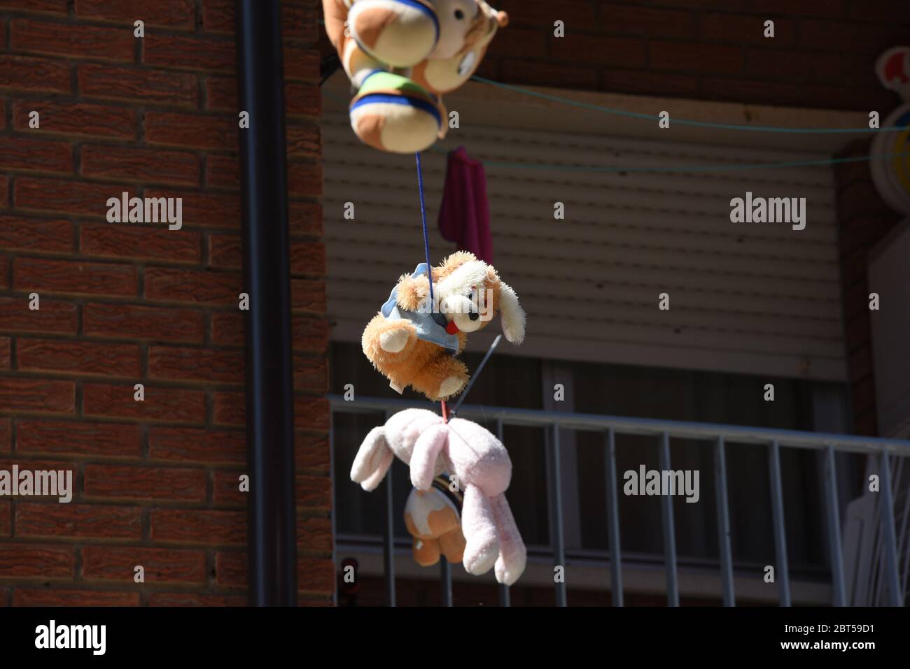 Teddies hang from a balcony of a house during the confinement ...