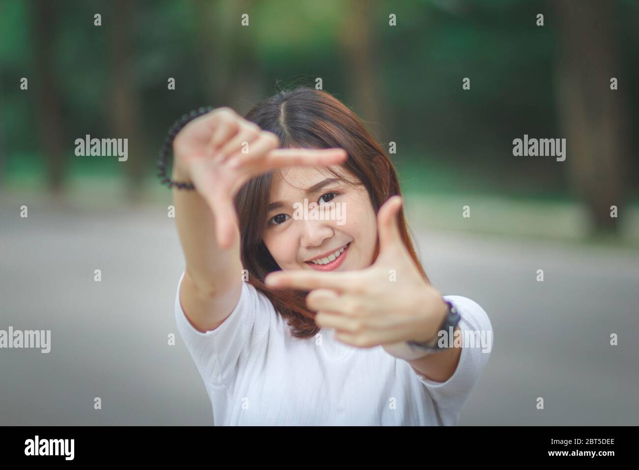 woman make hands form a rectangle Stock Photo - Alamy
