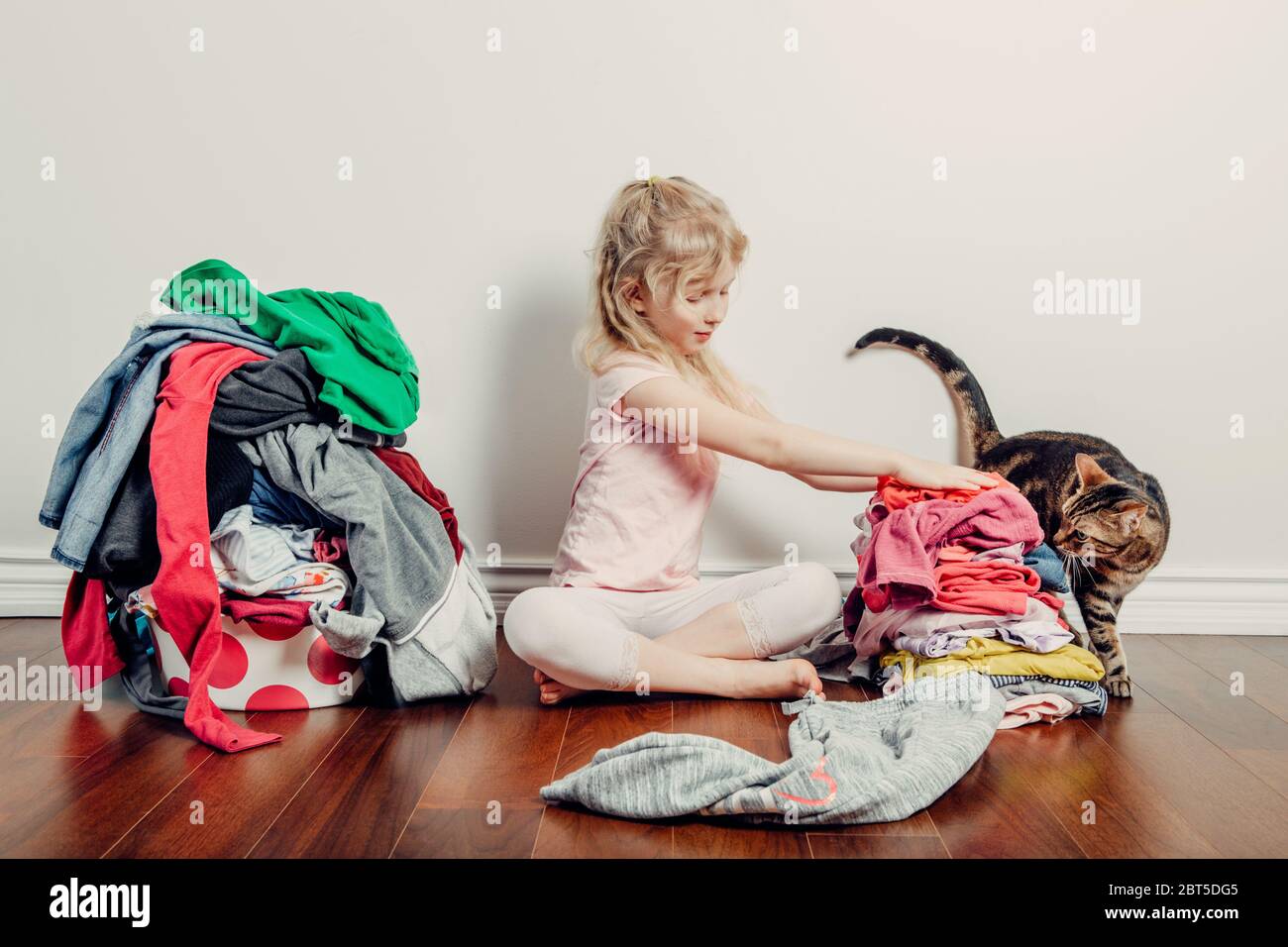 Child chores cat hi-res stock photography and images - Alamy