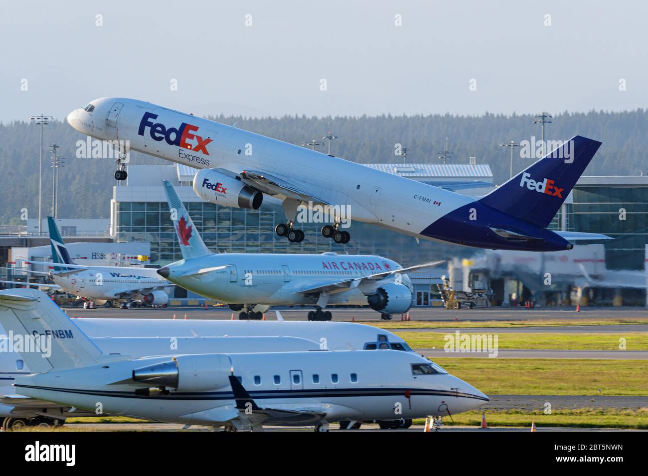 Fedex boeing 757 freighter hi-res stock photography and images - Alamy