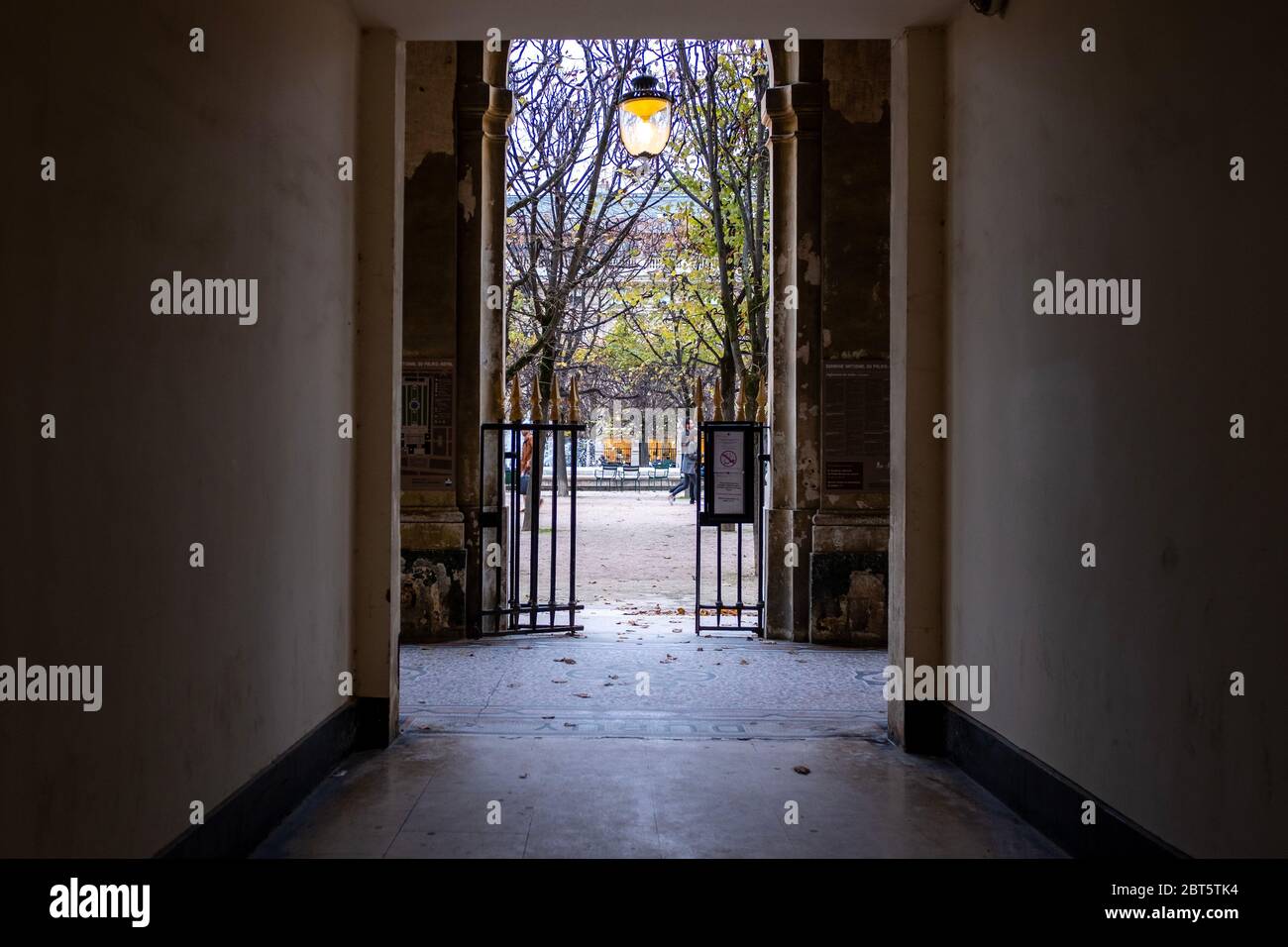 Doorway paris france hi-res stock photography and images - Alamy
