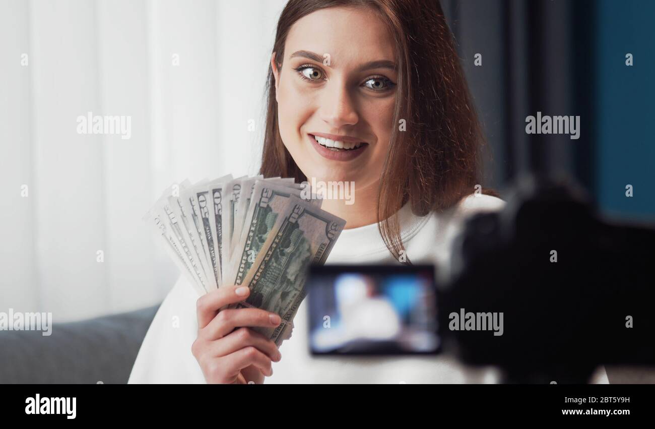 Beauty showing dollars filming vlog Stock Photo - Alamy Beauty showing dollars filming vlog Stock Photo - Alamy