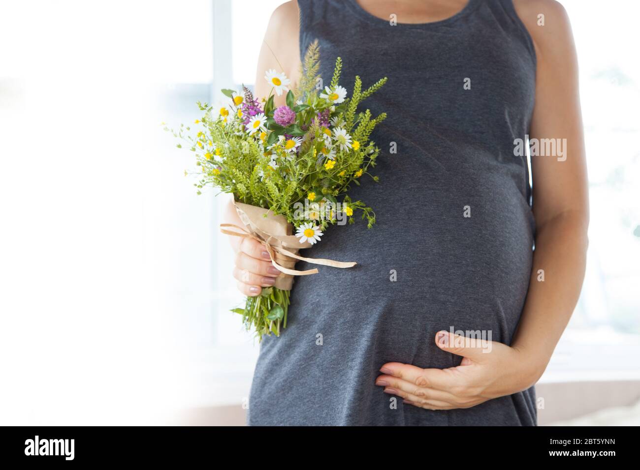 Pregnancy. Wildflowers. Light background. Stitches the belly Stock ...