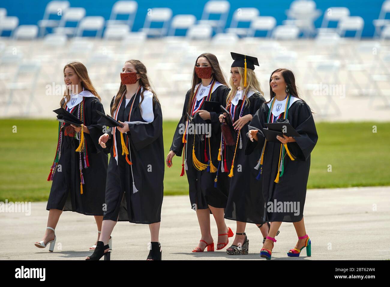 Usa senior high school parking hi-res stock photography and images - Alamy