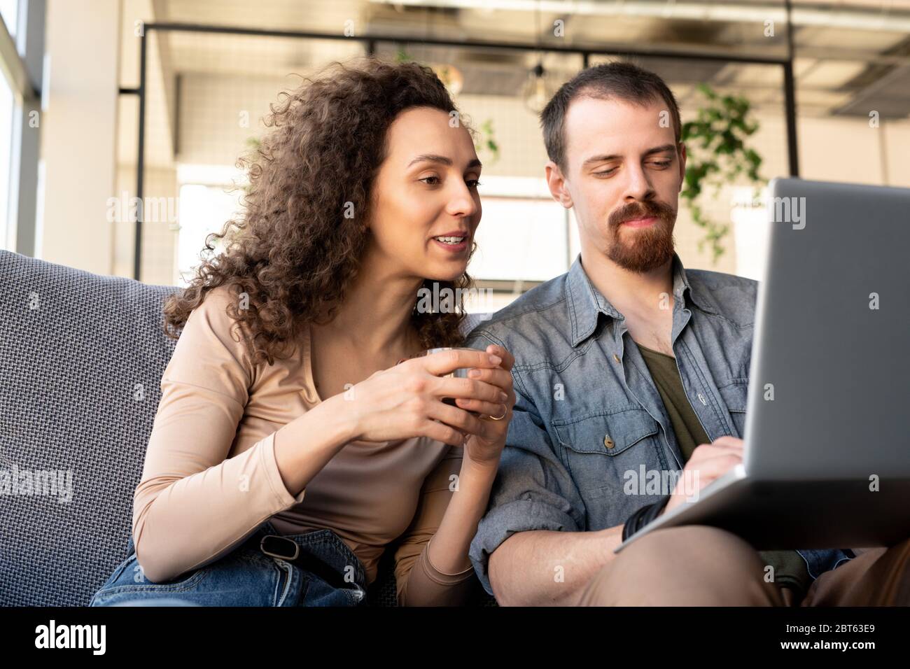 Restaurant owners on computer hi-res stock photography and images - Alamy