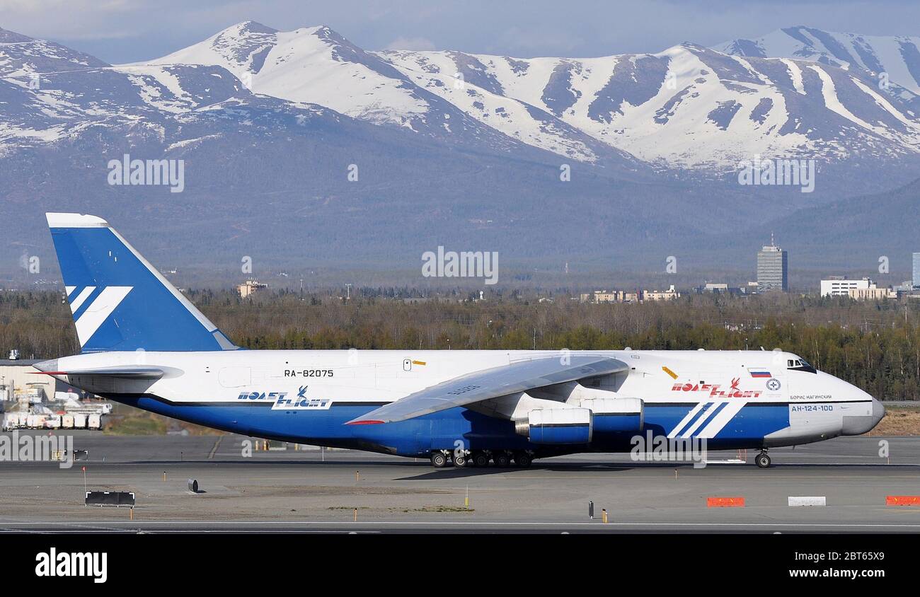Antonov an 124 loading hi-res stock photography and images - Alamy