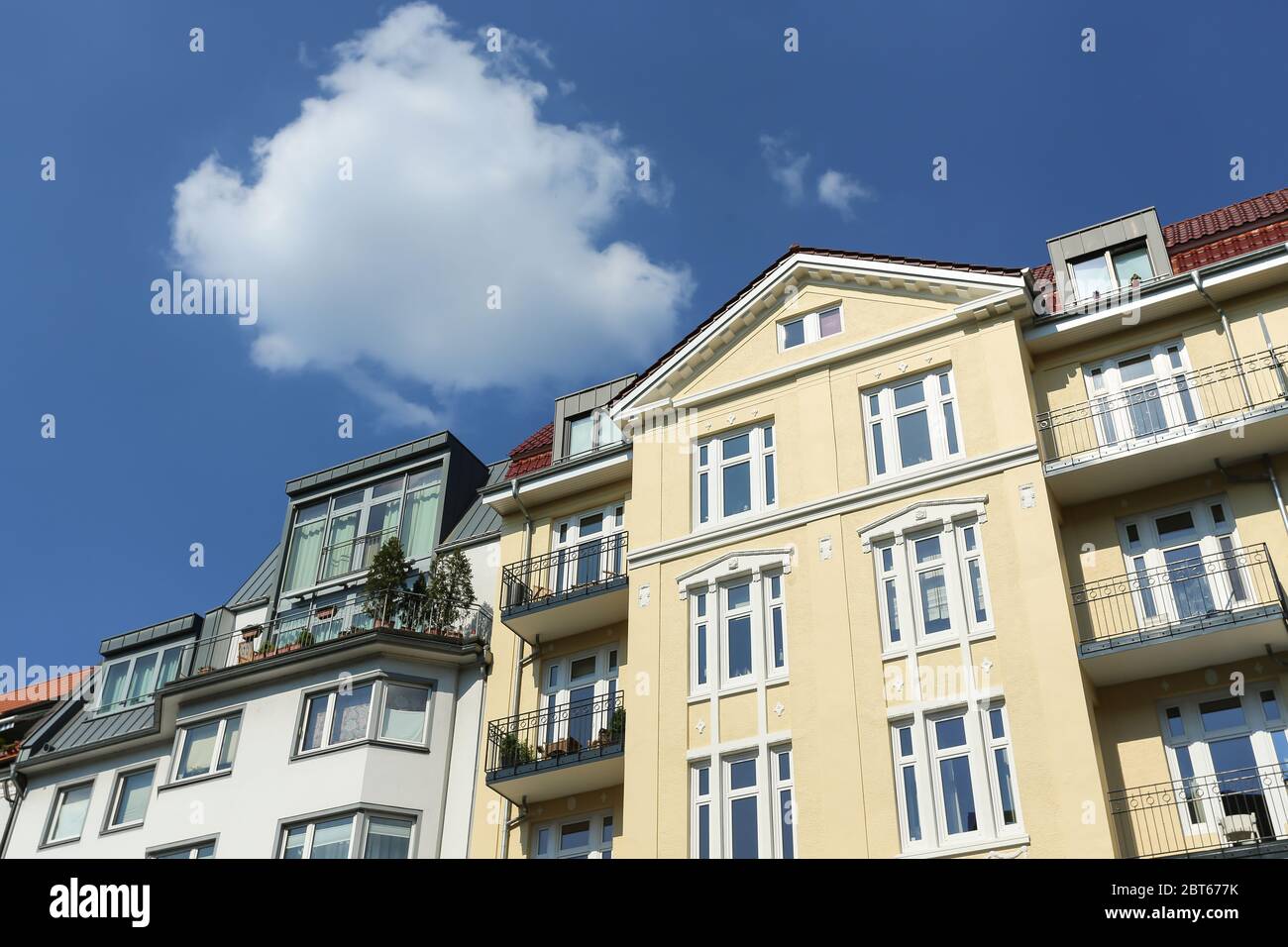 cumulus cloud over residential buildings in Hamburg Stock Photo - Alamy