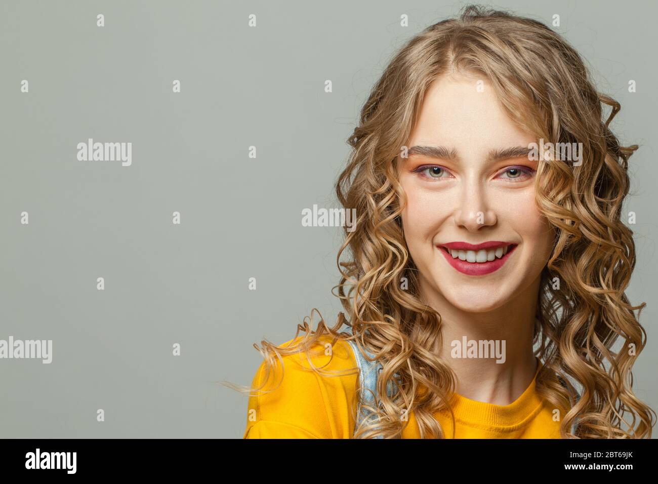 Smiling face close up hi-res stock photography and images - Alamy