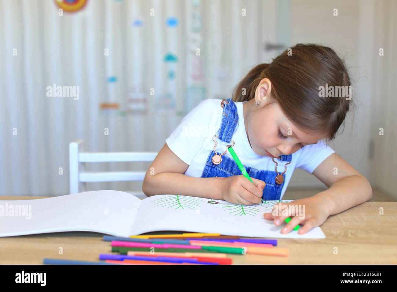 Child draws markers pencils hi-res stock photography and images - Alamy