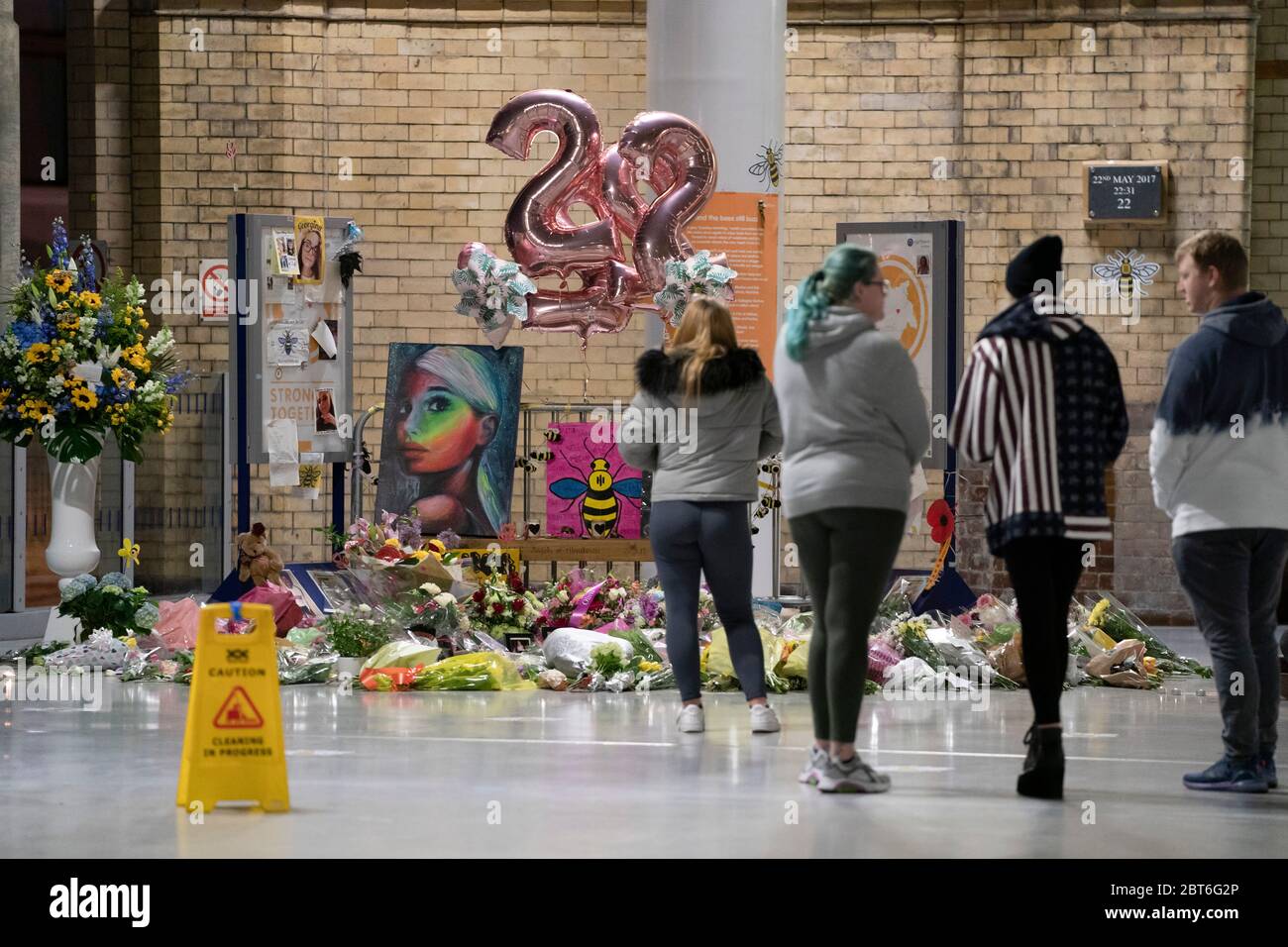 Manchester, UK. 22nd May, 2020. Members of the public stand by a ...