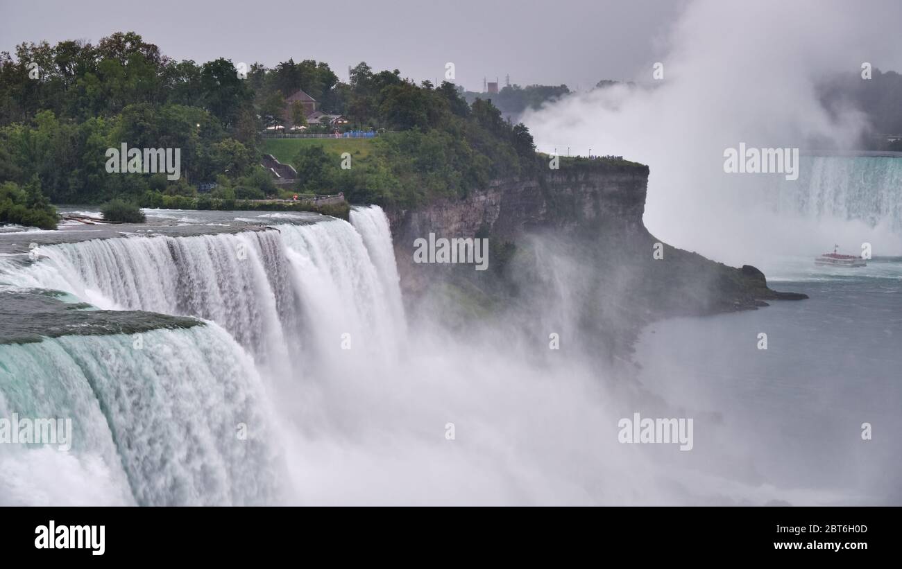 The rapids in the Niagara River during a cloudy day, Niagara Falls ...