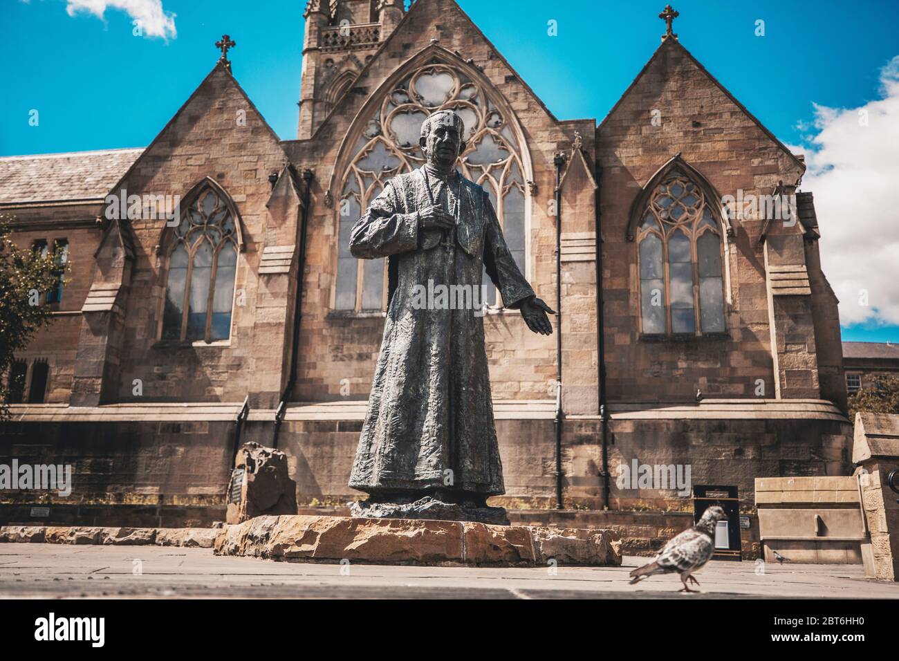 Gothic medieval church pigeon hi-res stock photography and images - Alamy