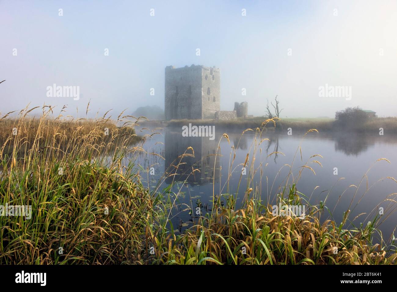 Scotland castle mist hi-res stock photography and images - Alamy