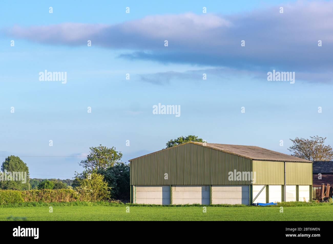 Modern farm uk building hi-res stock photography and images - Alamy
